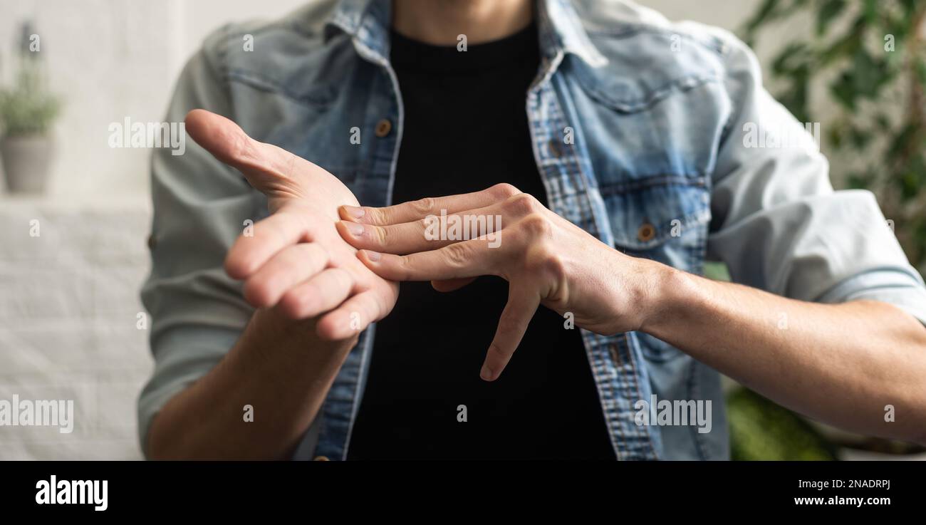 Interprète de langue des signes homme traduisant une réunion en ASL ...