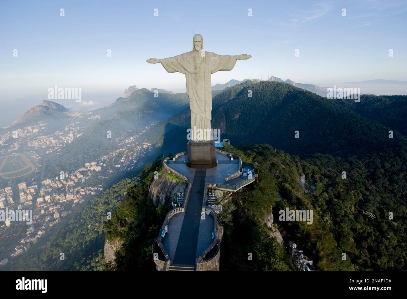 Statue du Christ Rédempteur au lever du soleil avec Botafogo Beach et ...