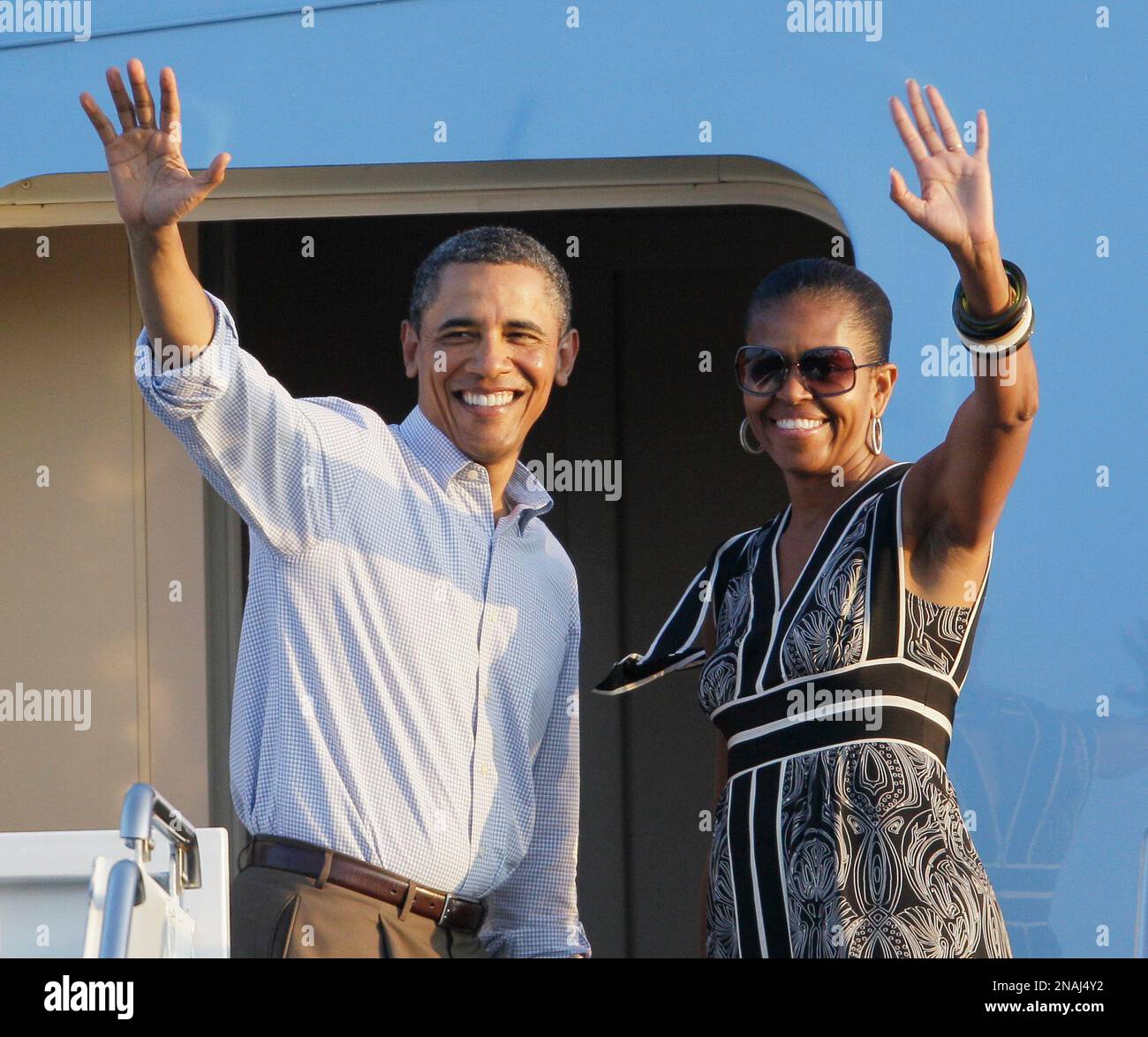 President Barack Obama and First Lady Michelle Obama wave before ...