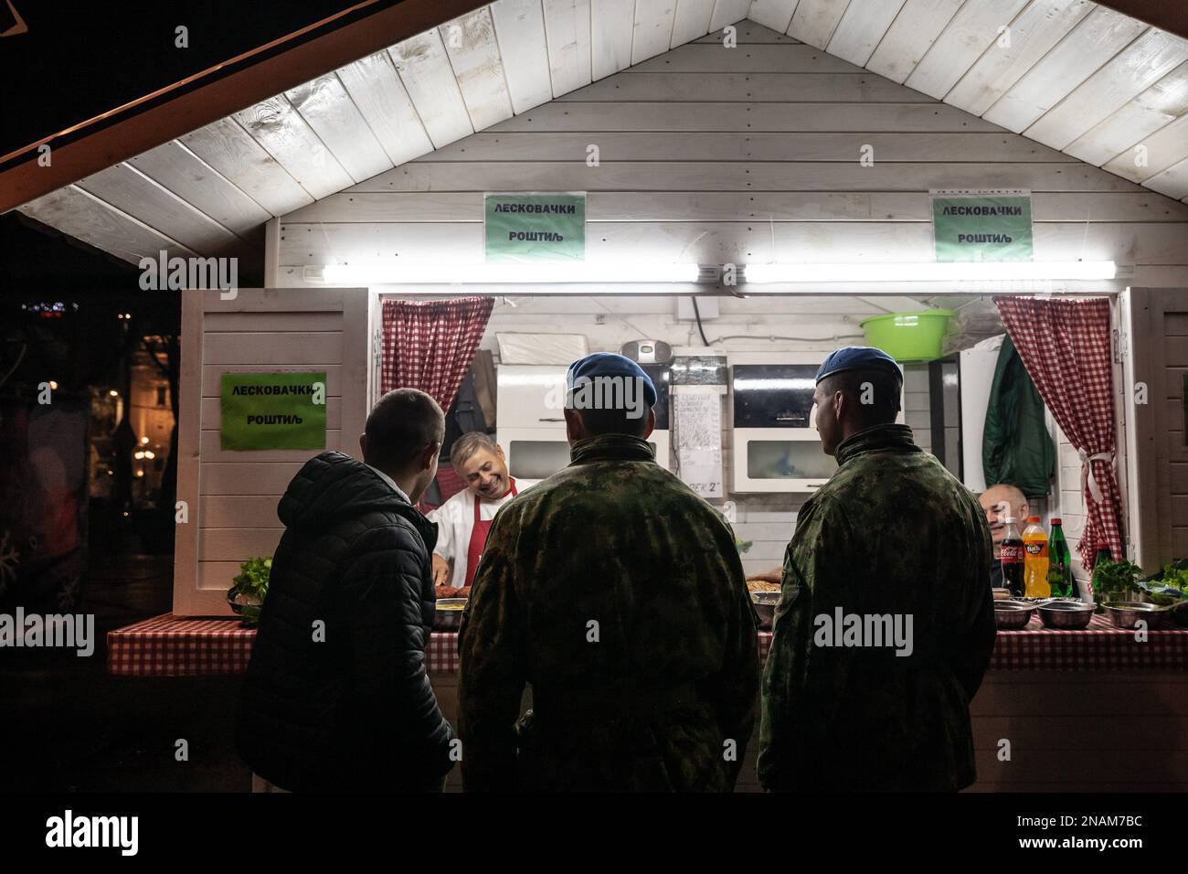 Photo d'un stand de rostilj avec des soldats attendant leur nourriture ...