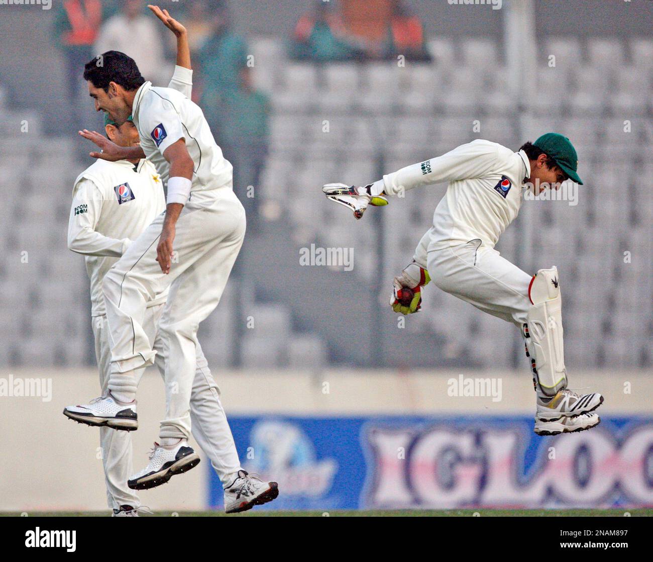 Pakistan's Umar Gul, left, and wicketkeeper Adnan Akmal, right ...