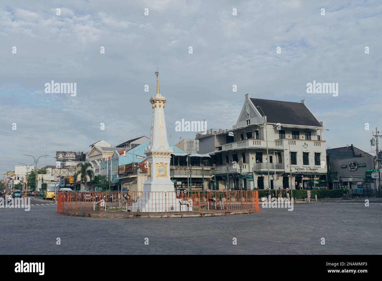 Yogyakarta, Indonésie - Circa 2023: Résidents traversant Tugu Pal Putih ...
