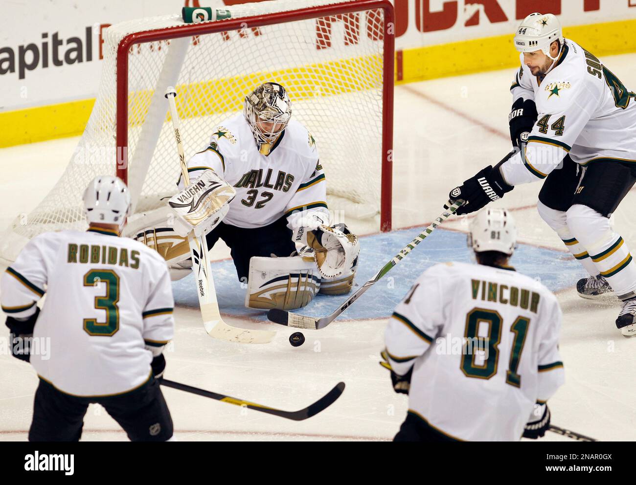 Dallas Stars goalie Kari Lehtonen (32) Dallas Stars defenseman Stephane ...