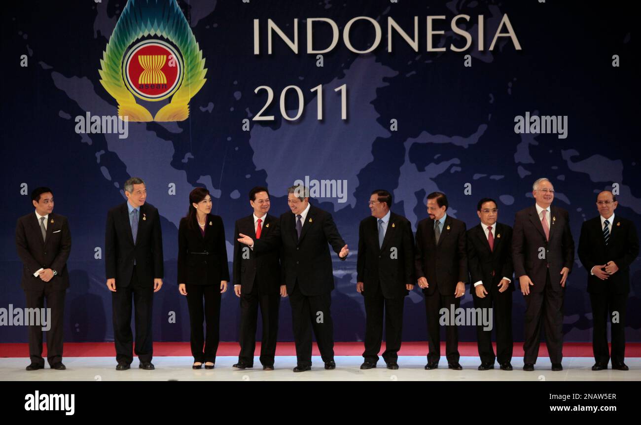 Indonesian President Susilo bambang Yudhoyono, fifth from left, speaks ...