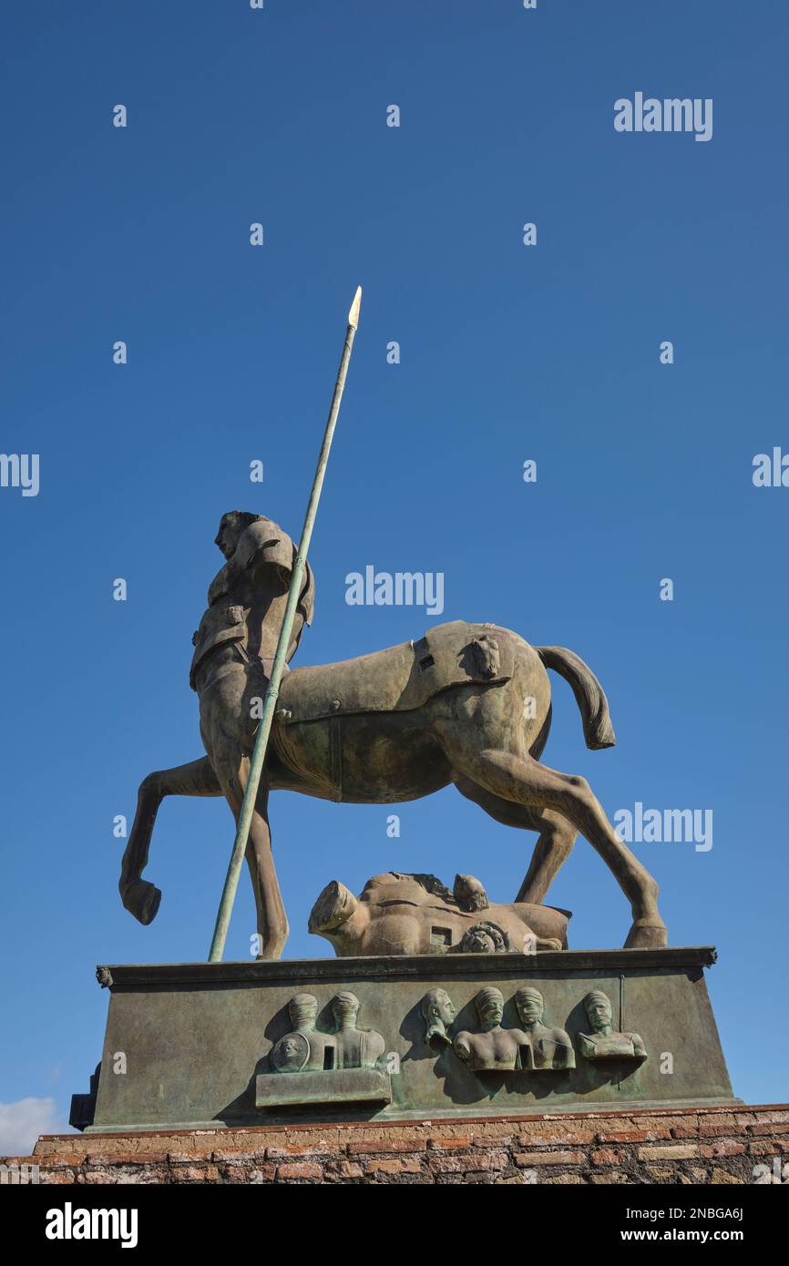 La grande statue en bronze, centaure, sculpture à une extrémité de la ...