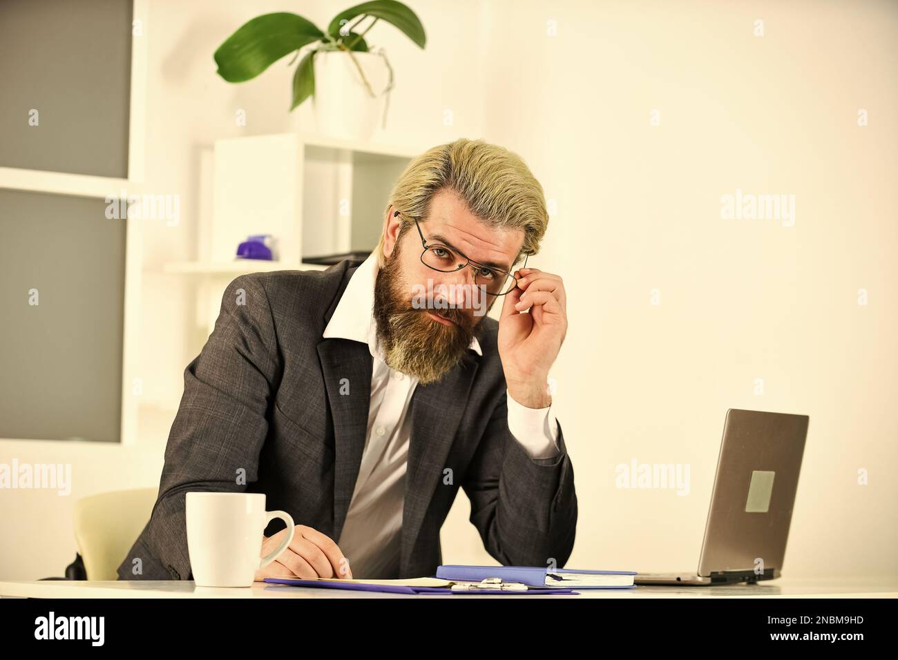 Des normes plus élevées.Bourse.Concept du personnel de bureau.Solutions ...