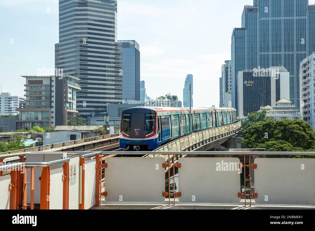 Bangkok, THAÏLANDE - 25 janvier 2023: La station BTS Ratchathewi à Bangkok, BTS ou Skytrain est ...