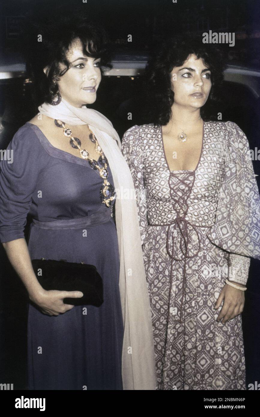 An evening at the movies for British-born actress Elizabeth Taylor ...