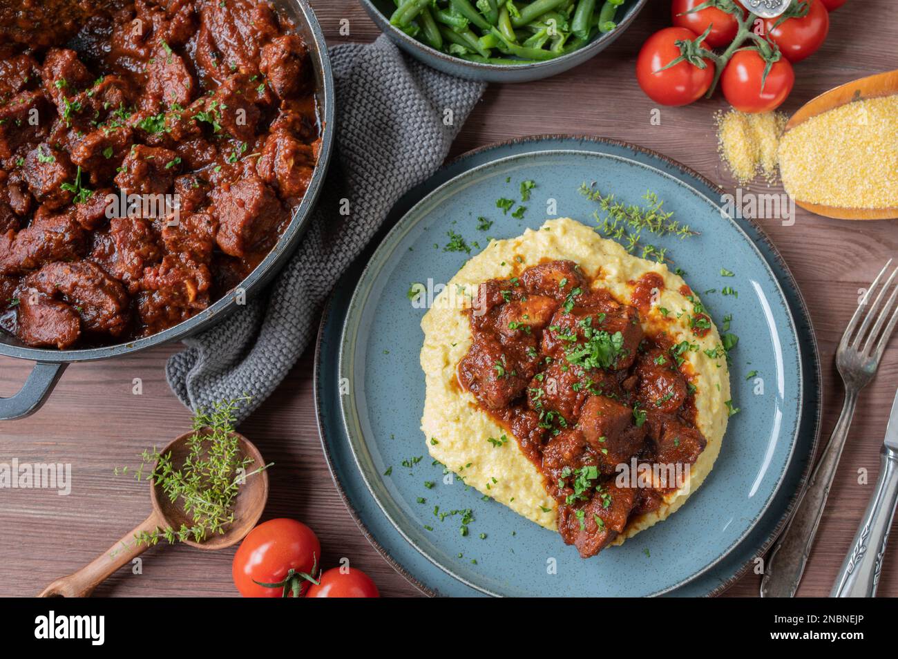Ragoût de porc italien avec polenta crémeuse et haricots verts sur ...