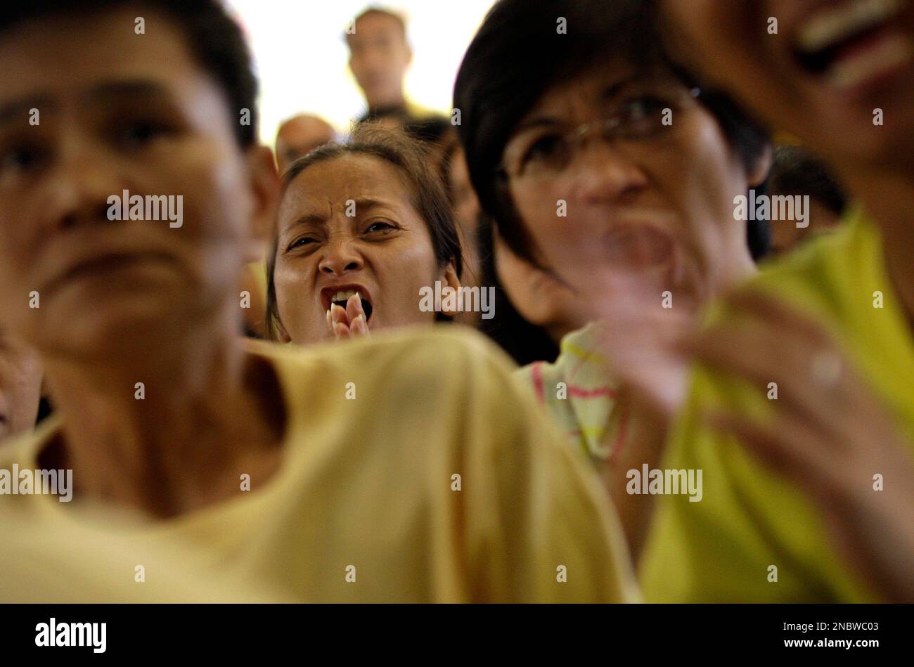 Filipino female detainees react as they watch Filipino boxer Manny ...