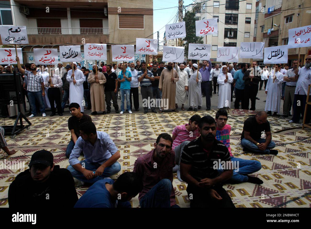 Lebanese Muslim protesters from the organization called "Bilal ben ...