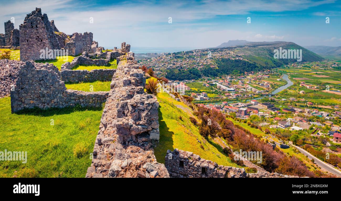 Vue fantastique sur les ruines de la forteresse de Lezhe. Une matinée à couper le souffle en ...