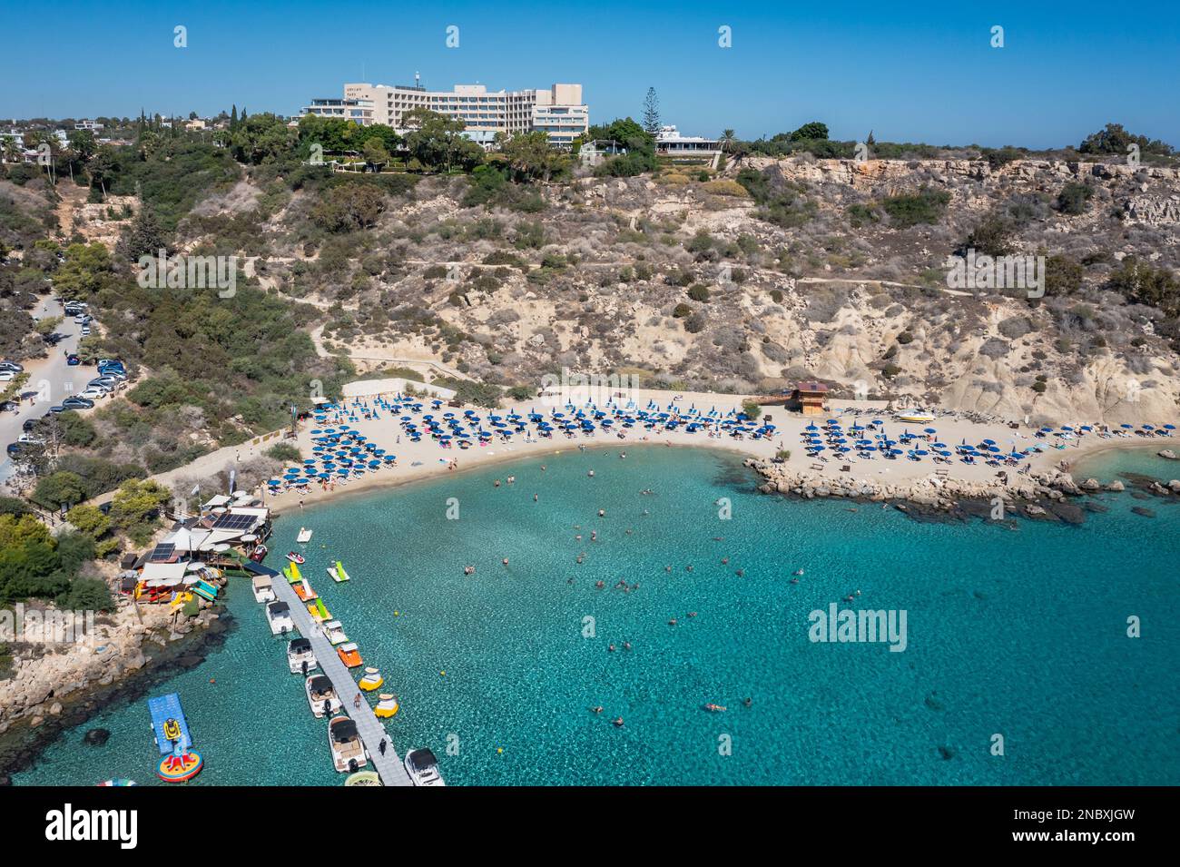 Plage de Konnos dans la baie de Konnos dans la zone du parc forestier ...