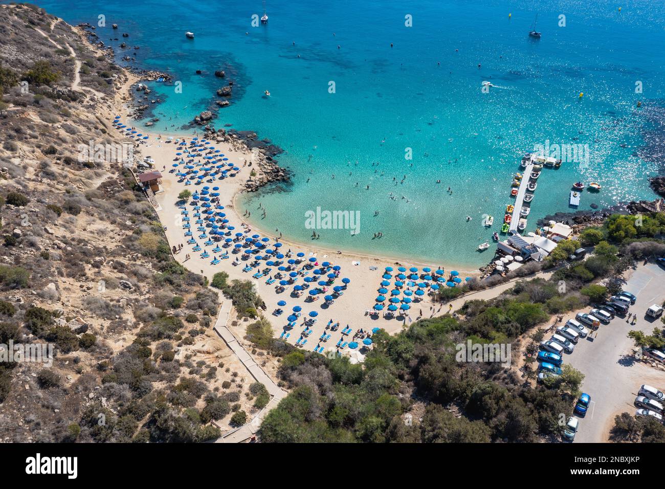 Photo de drone de la plage de Konnos dans la baie de Konnos, dans la ...