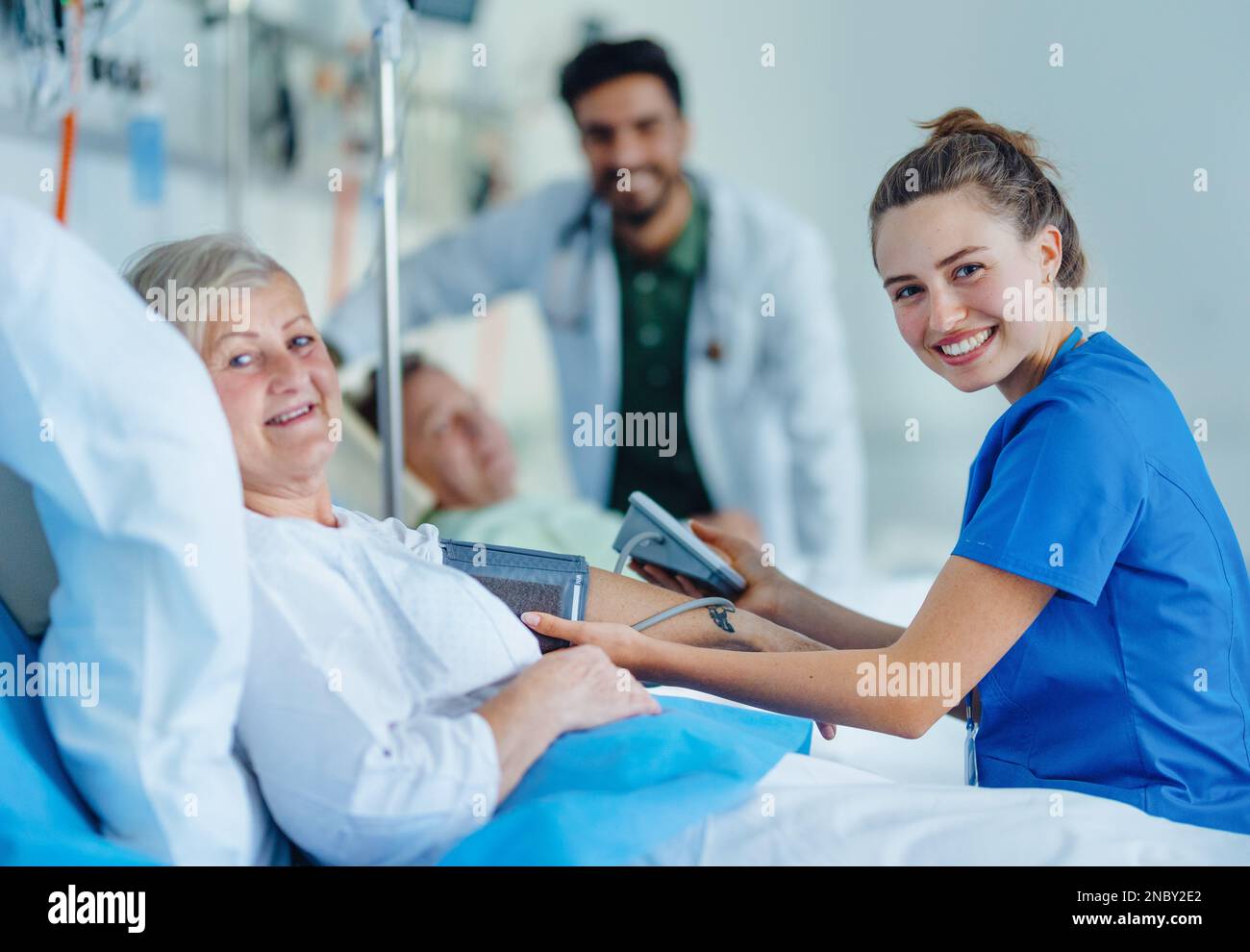 Jeune infirmière qui fait des prélèvements de sang presure à un patient ...