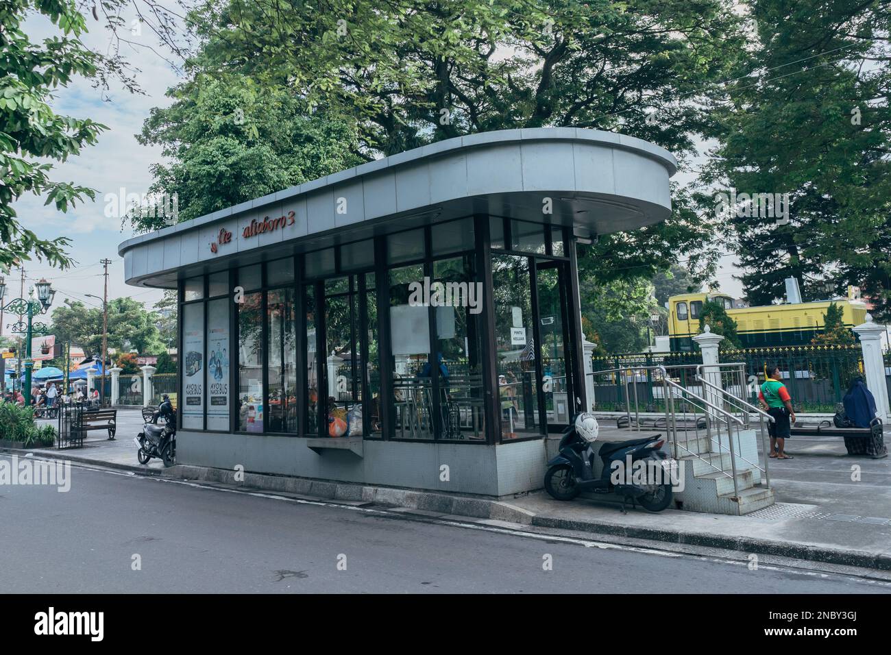 Yogyakarta, Indonésie - Circa 2023: Arrêt de bus TRANS Jogja halte dans ...