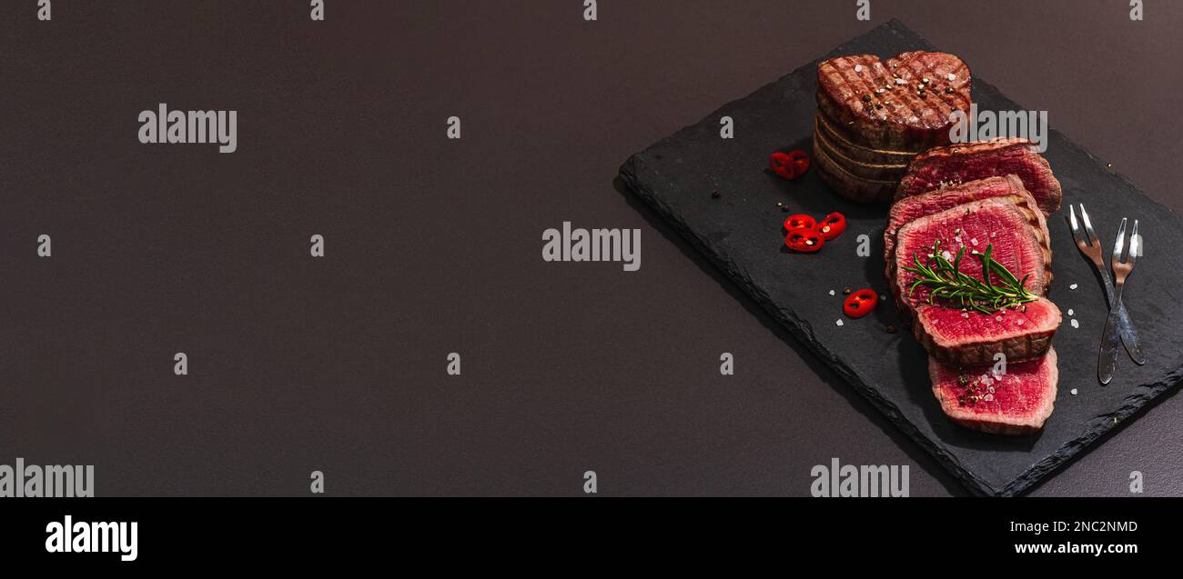 Niveau de cuisson rare steak rond aux épices et aux herbes. Viande ...