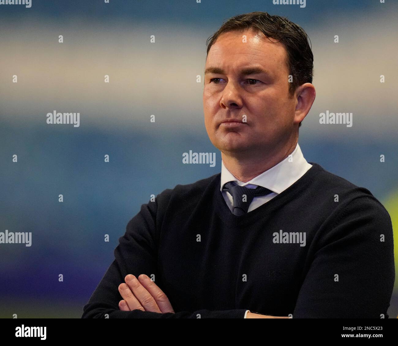 Derek Adams Manager de Morecambe regarde ses joueurs s'échauffer avant ...