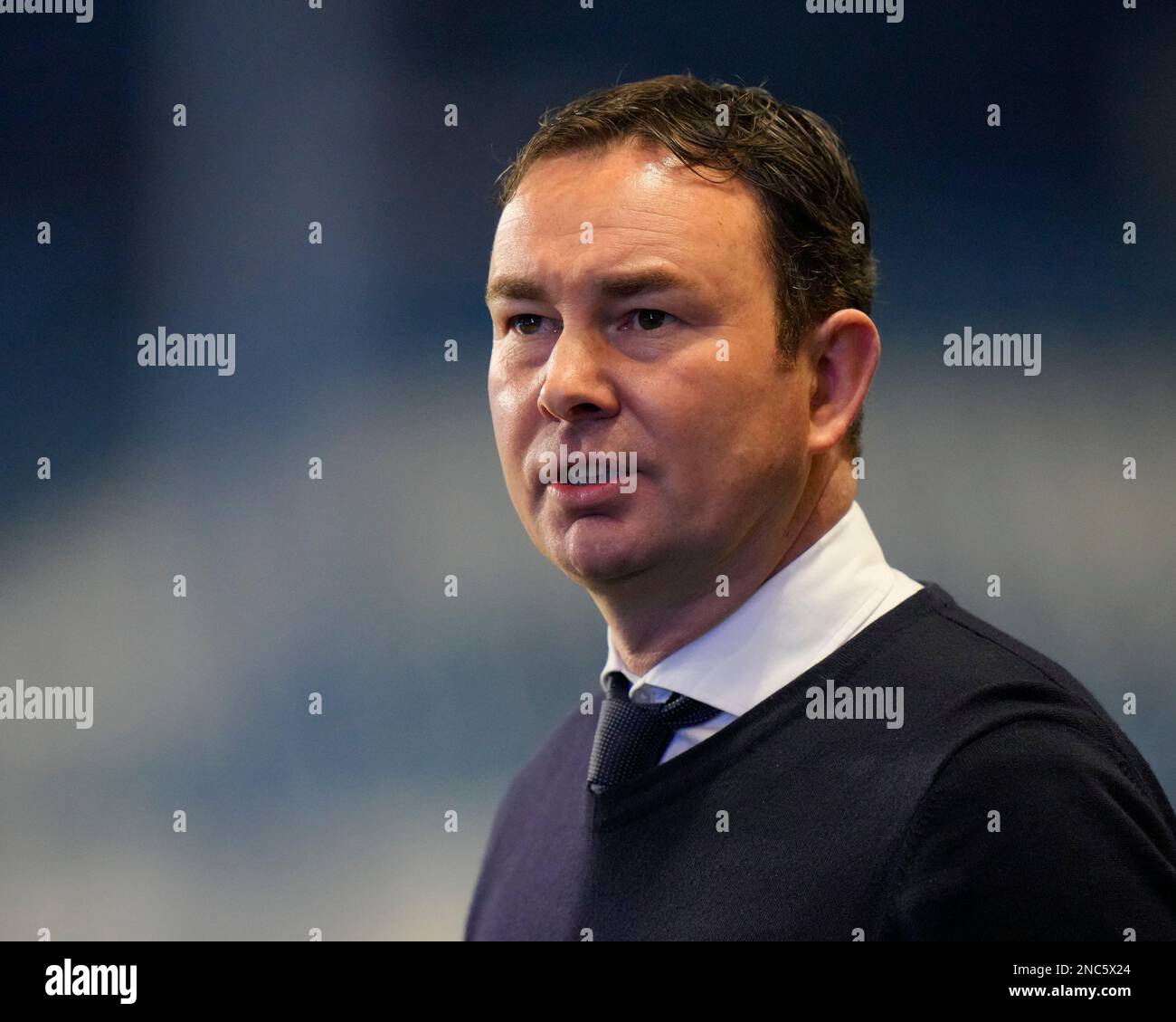 Derek Adams Manager de Morecambe regarde ses joueurs s'échauffer avant ...
