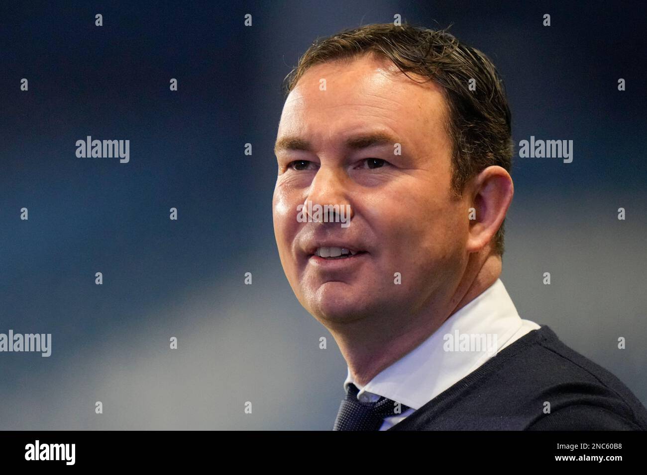 Derek Adams Manager de Morecambe regarde ses joueurs s'échauffer avant ...