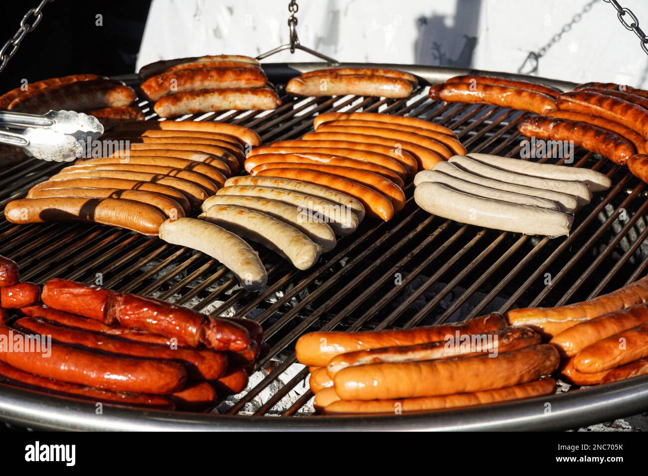 Cuisson des saucisses sur un barbecue Banque de photographies et d ...