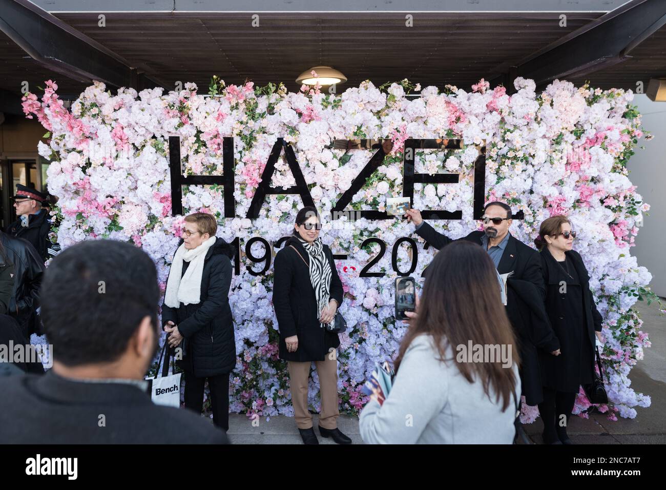 Les participants prennent des photos à l'exposition à la suite des ...