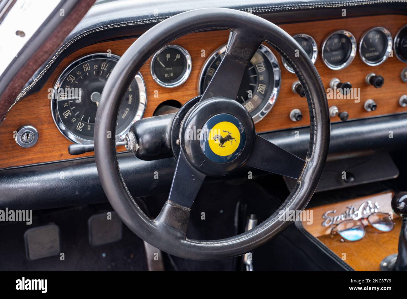 Volant et tableau de bord d'une Ferrari 250 GT Drogo Berlinetta 1958 ...