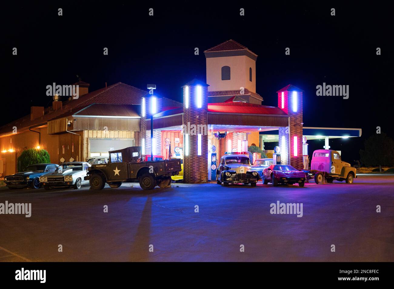 Une ancienne station-service de bord de route avec des voitures d ...