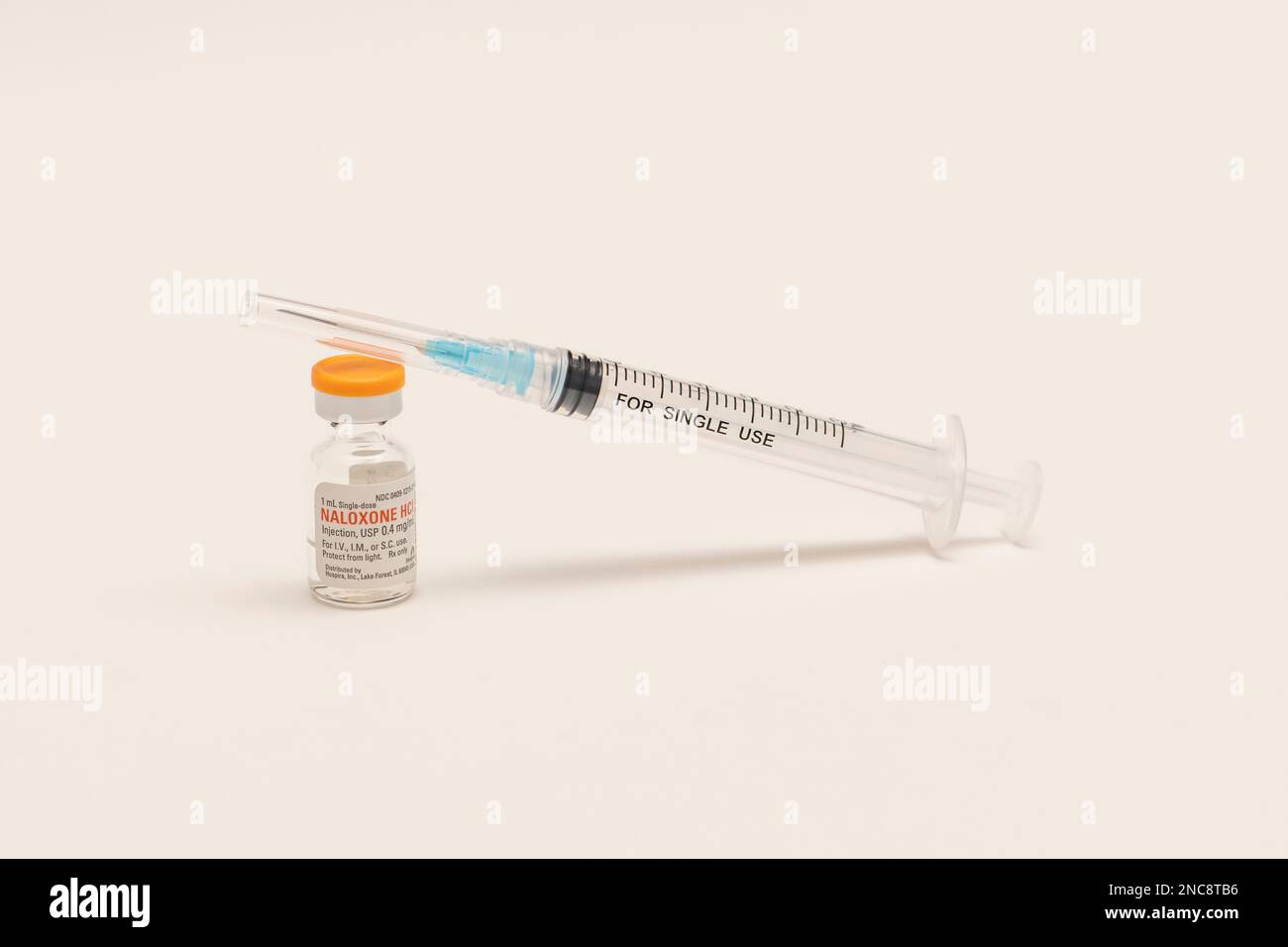 Une bouteille de naloxone sur fond blanc avec aiguille. La naloxone est ... Une bouteille de naloxone sur fond blanc avec aiguille. La naloxone est ...