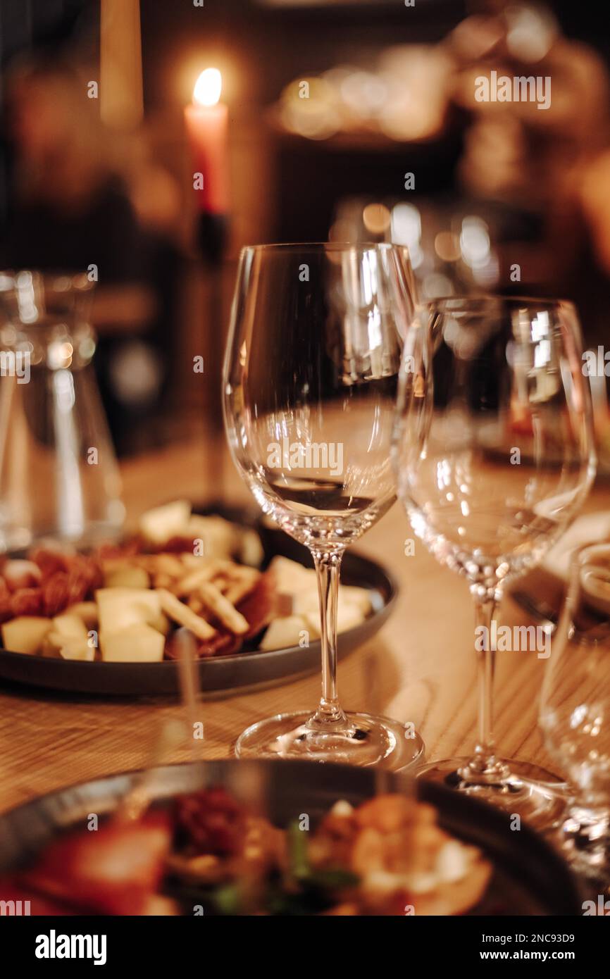 L'expérience de dégustation de vin dans la cave rustique et un bar à ...
