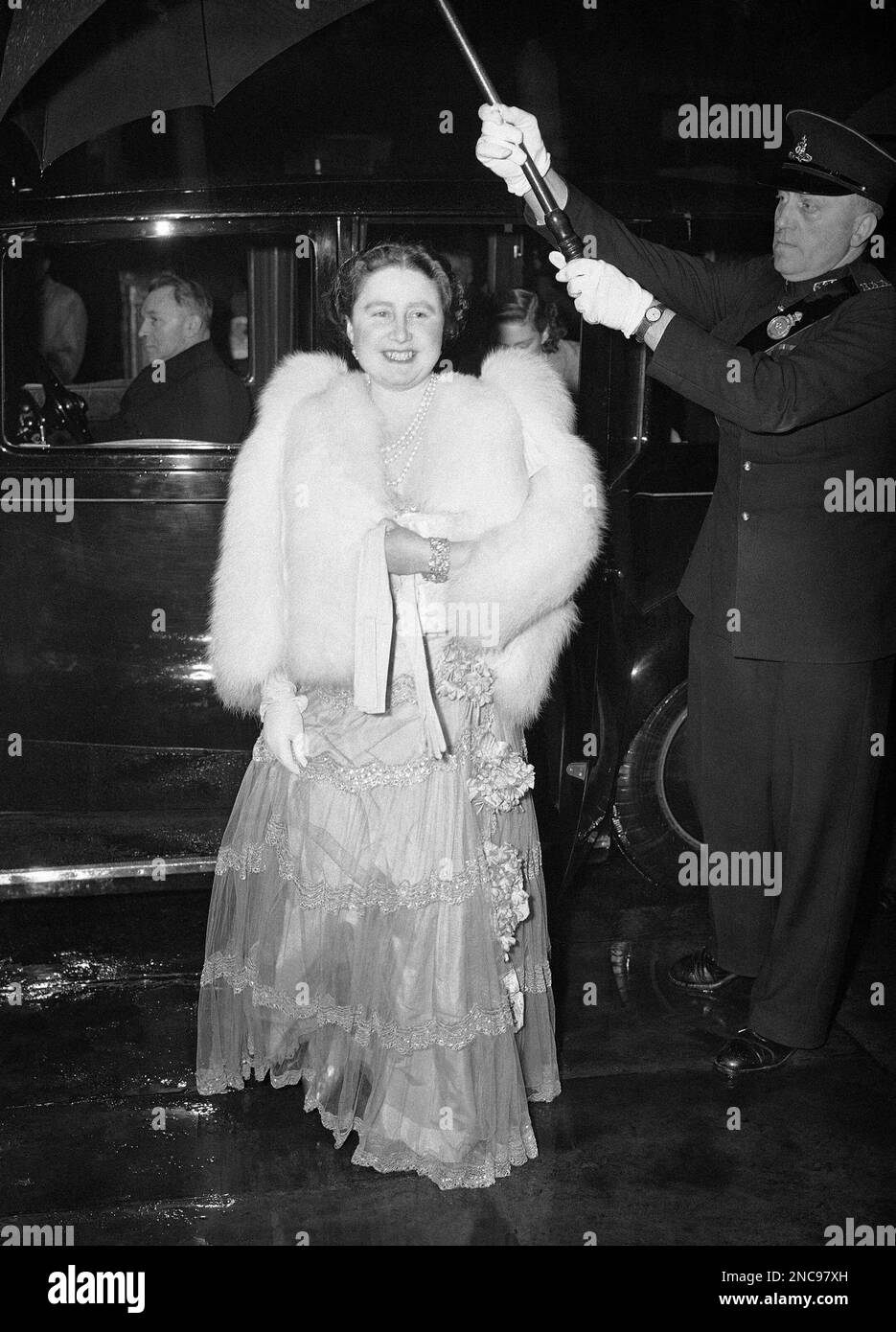 Her Majesty the Queen visited the stage door canteen in Piccadilly on ...