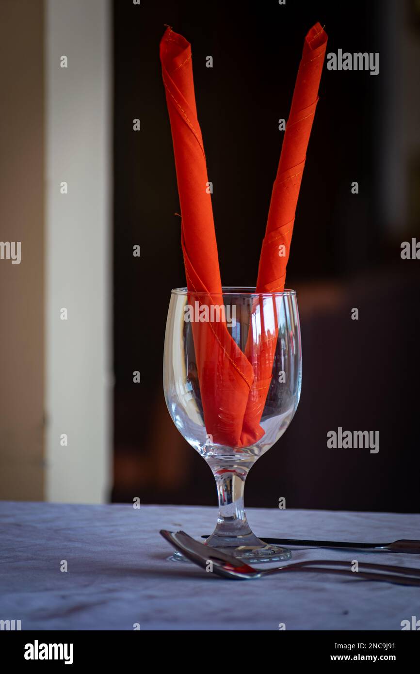 Verre d'eau unique sur la table dans un restaurant, le restaurant boit ...