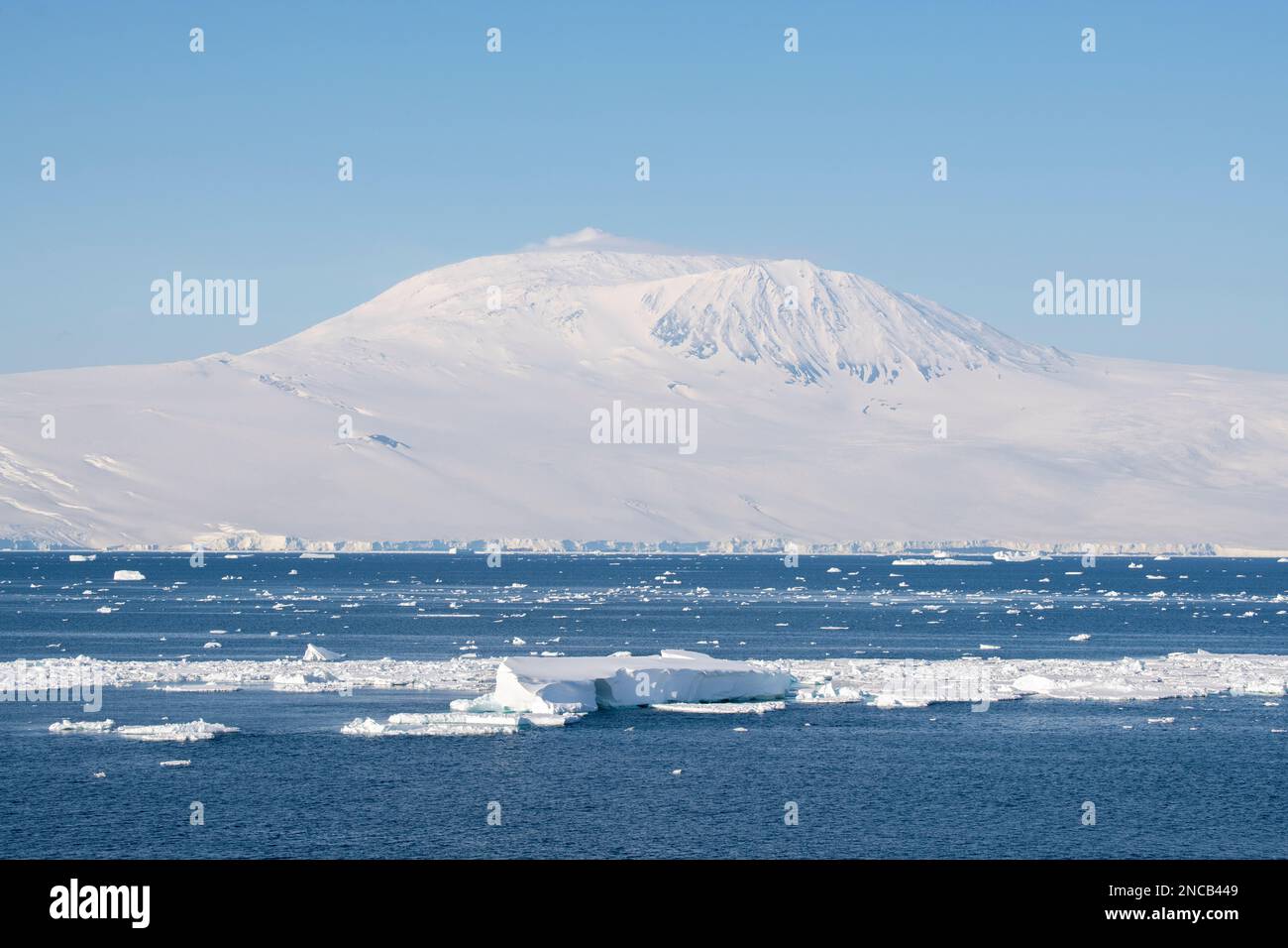 Antarctique, île Ross. Vue sur la mer de Ross du mont Erebus, deuxième ...