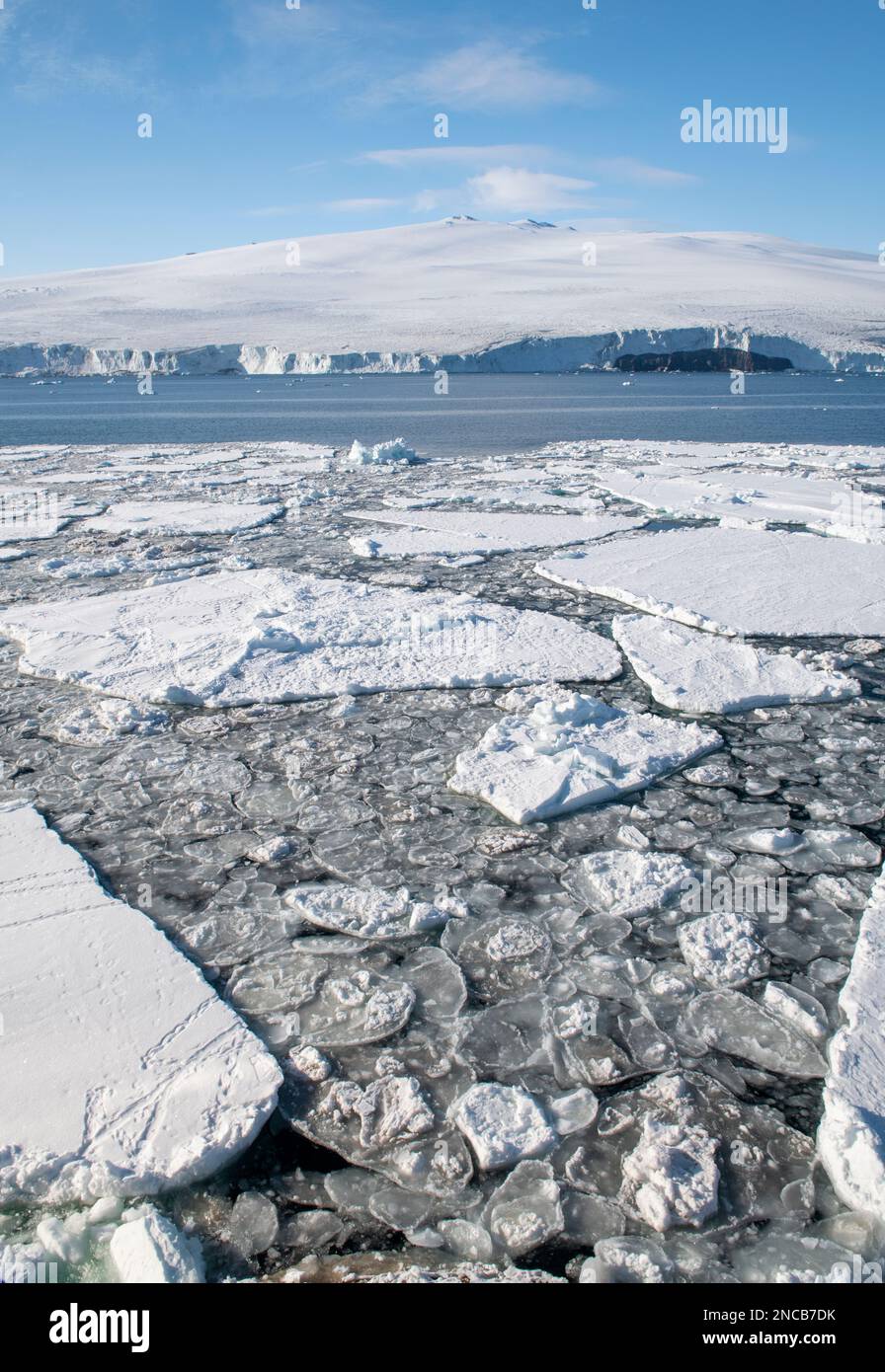 Antarctique, mer de Ross, île de Ross. Mélange de icebergs et de glace ...