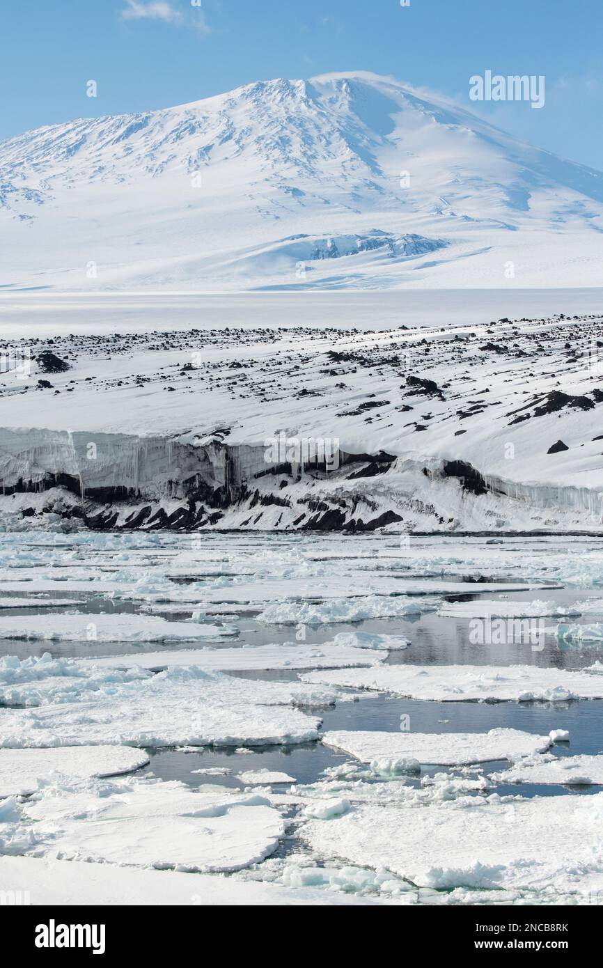 Antarctique, île Ross. Vue sur la mer de Ross du Mont Erebus ...