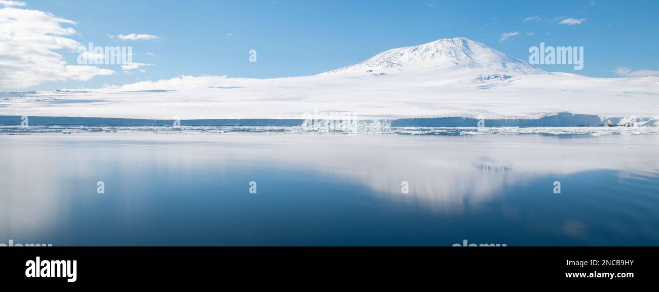 Antarctique, île Ross. Vue sur la mer de Ross du mont Erebus, deuxième ...