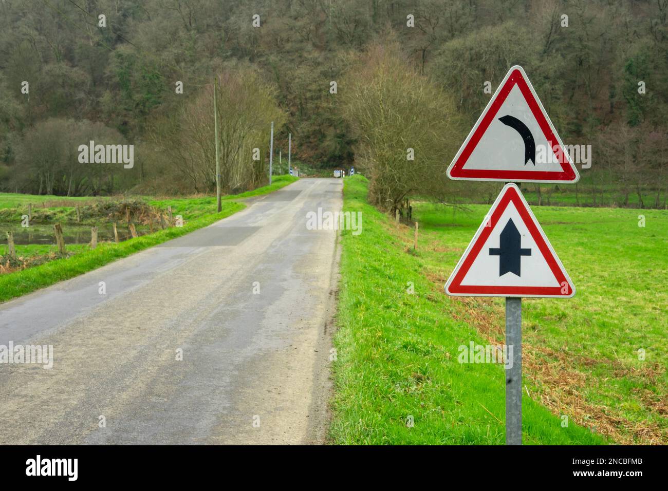 Route et signalisation routière indiquant un virage sur la route ...