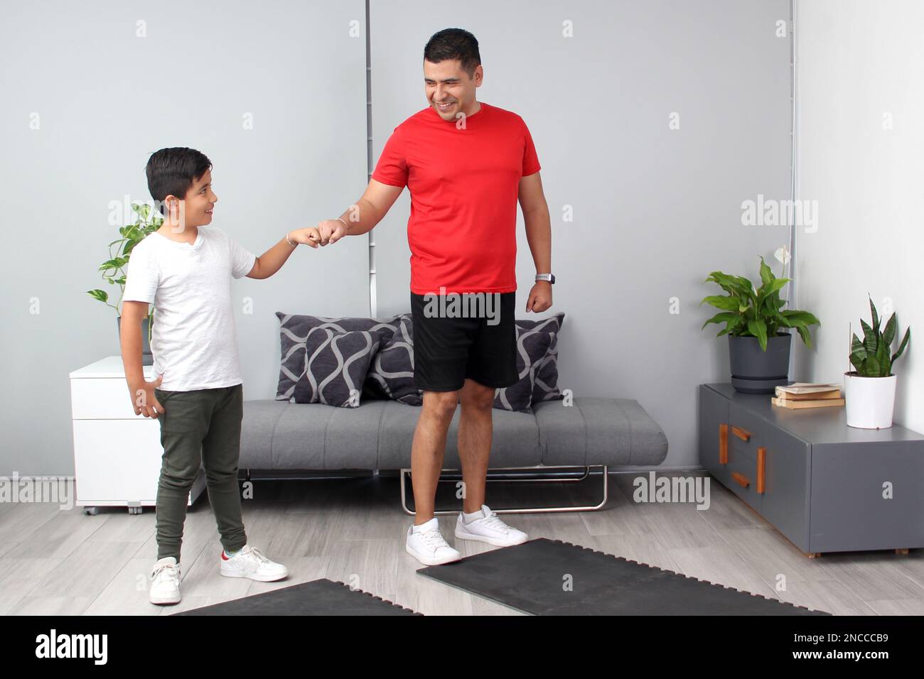 Surpoids Latino papa et son exercice à la maison pour perdre du poids ...