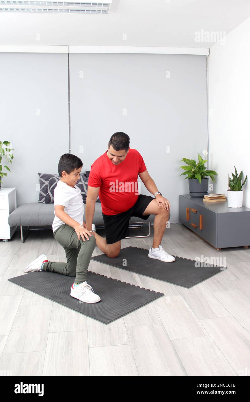 Surpoids Latino papa et son exercice à la maison pour perdre du poids ...