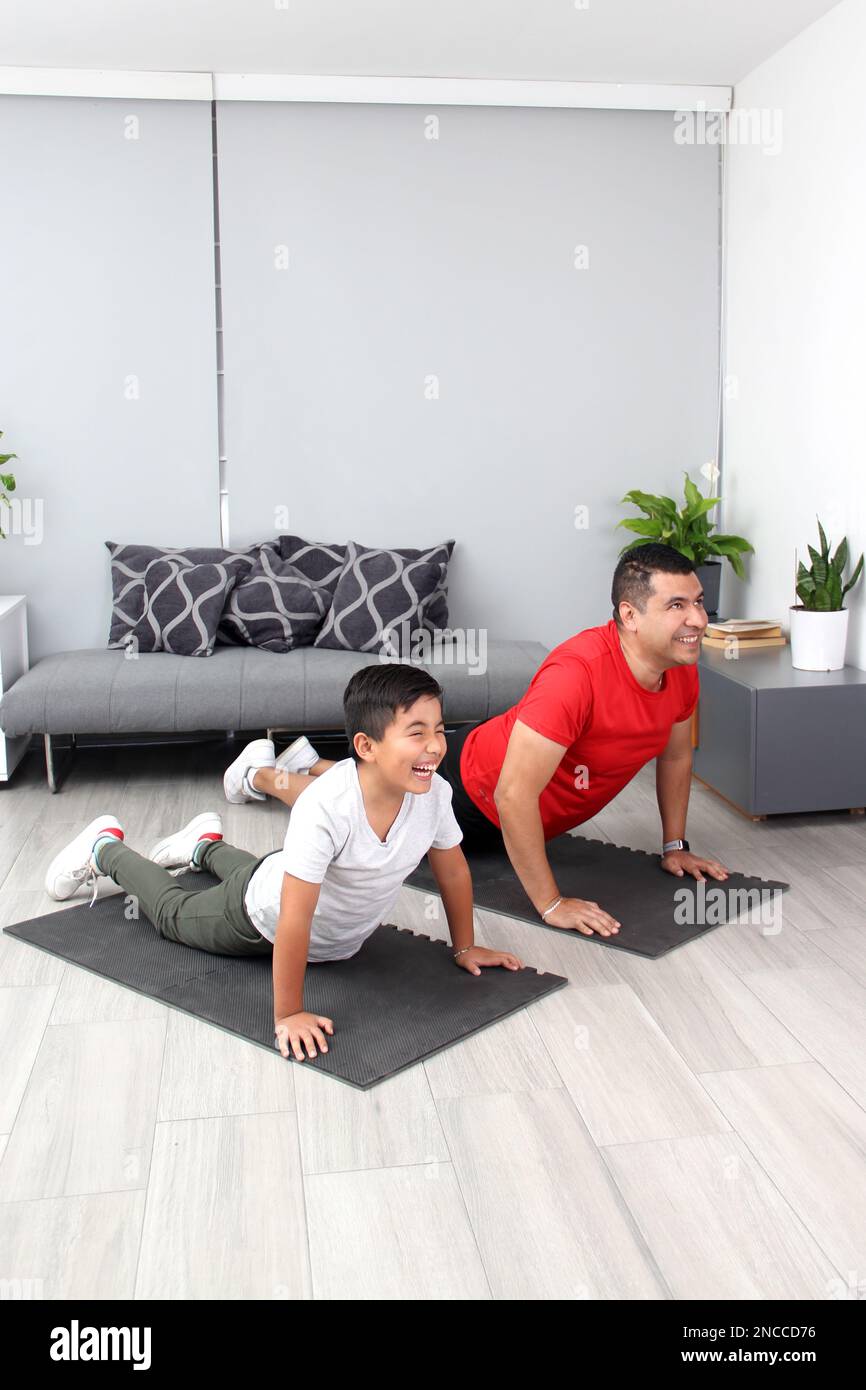 Surpoids Latino papa et son exercice à la maison pour perdre du poids ...