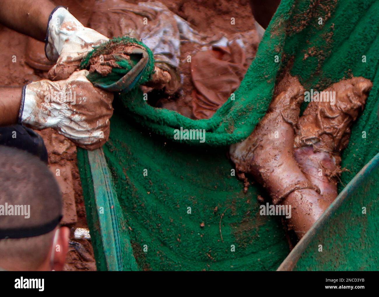 ** EDS NOTE GRAPHIC CONTENT ** Rescue workers and residents recover the ...