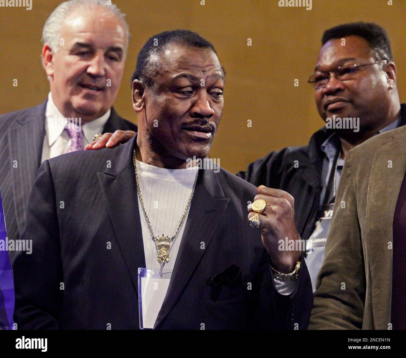 Heavyweight boxing legend Gerry Cooney, left, and former heavyweight ...