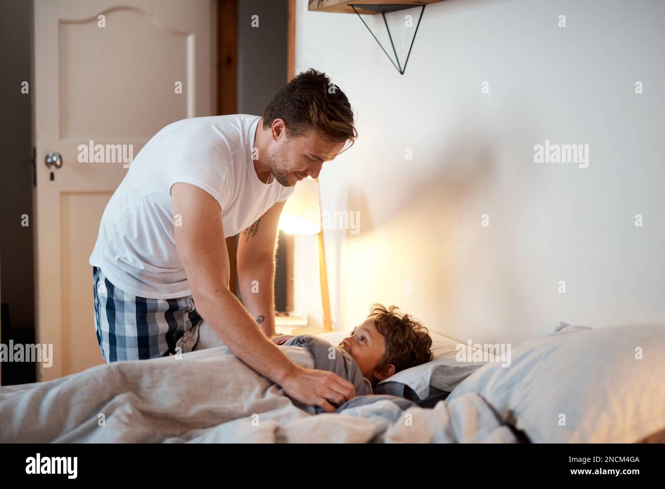 Tucked in bed Banque de photographies et d’images à haute résolution ...