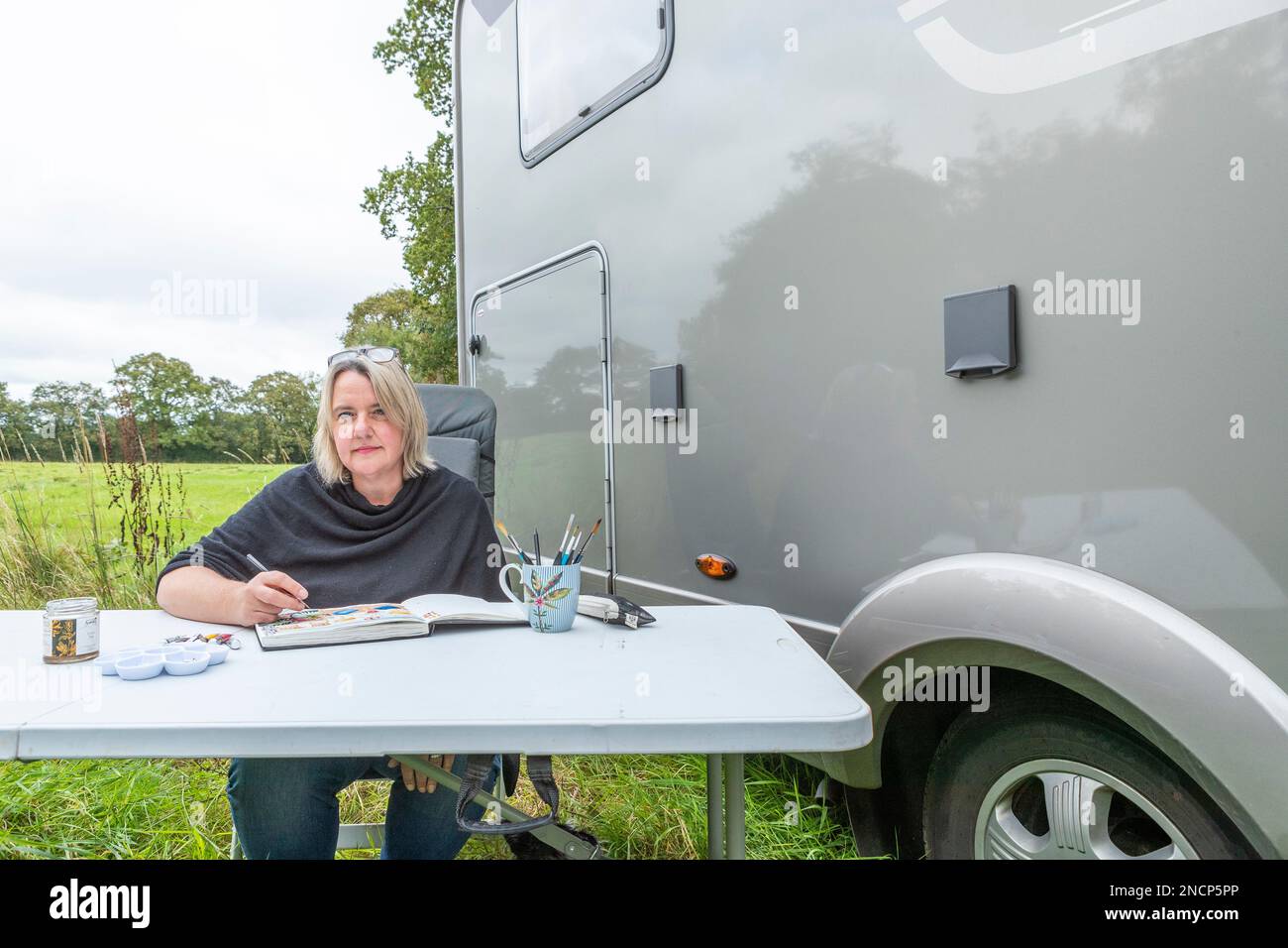 JO Scott, une artiste commerciale renommée, abandonne son studio pour ...