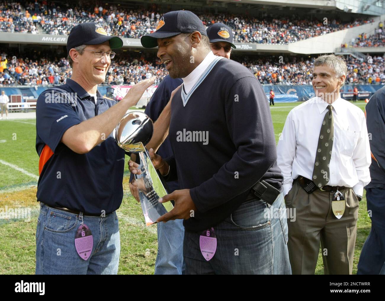 Chicago Bears' Richard Dent carries the Super Bowl Trophy past ...