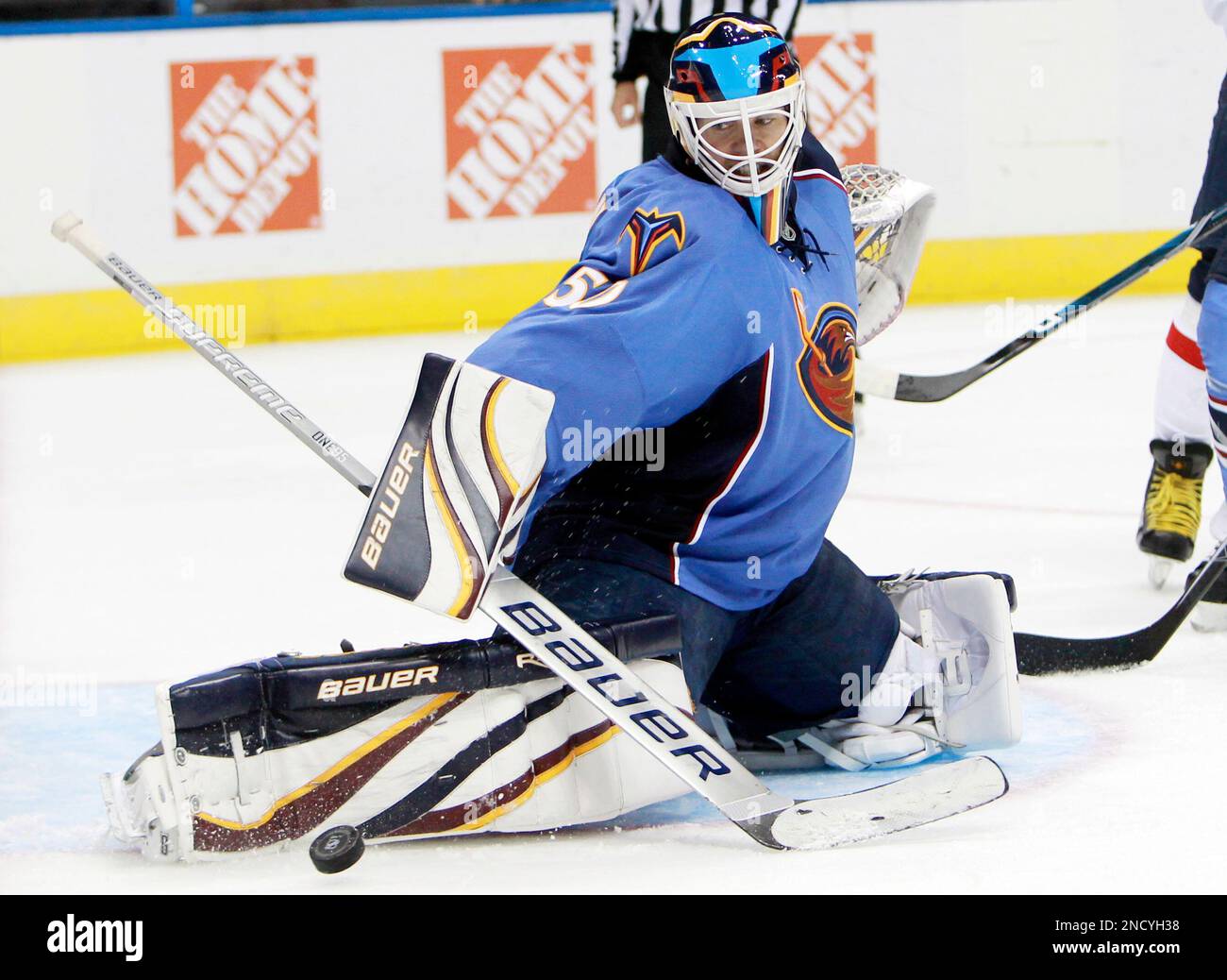Atlanta Thrashers goalie Chris Mason blocks a shot in the second period ...