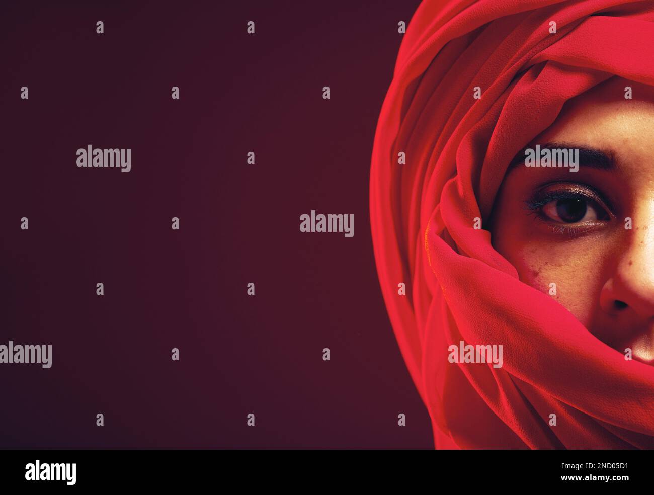 Musulman, yeux et portrait de femme en studio avec hijab, maquette et beauté modeste sur fond ...