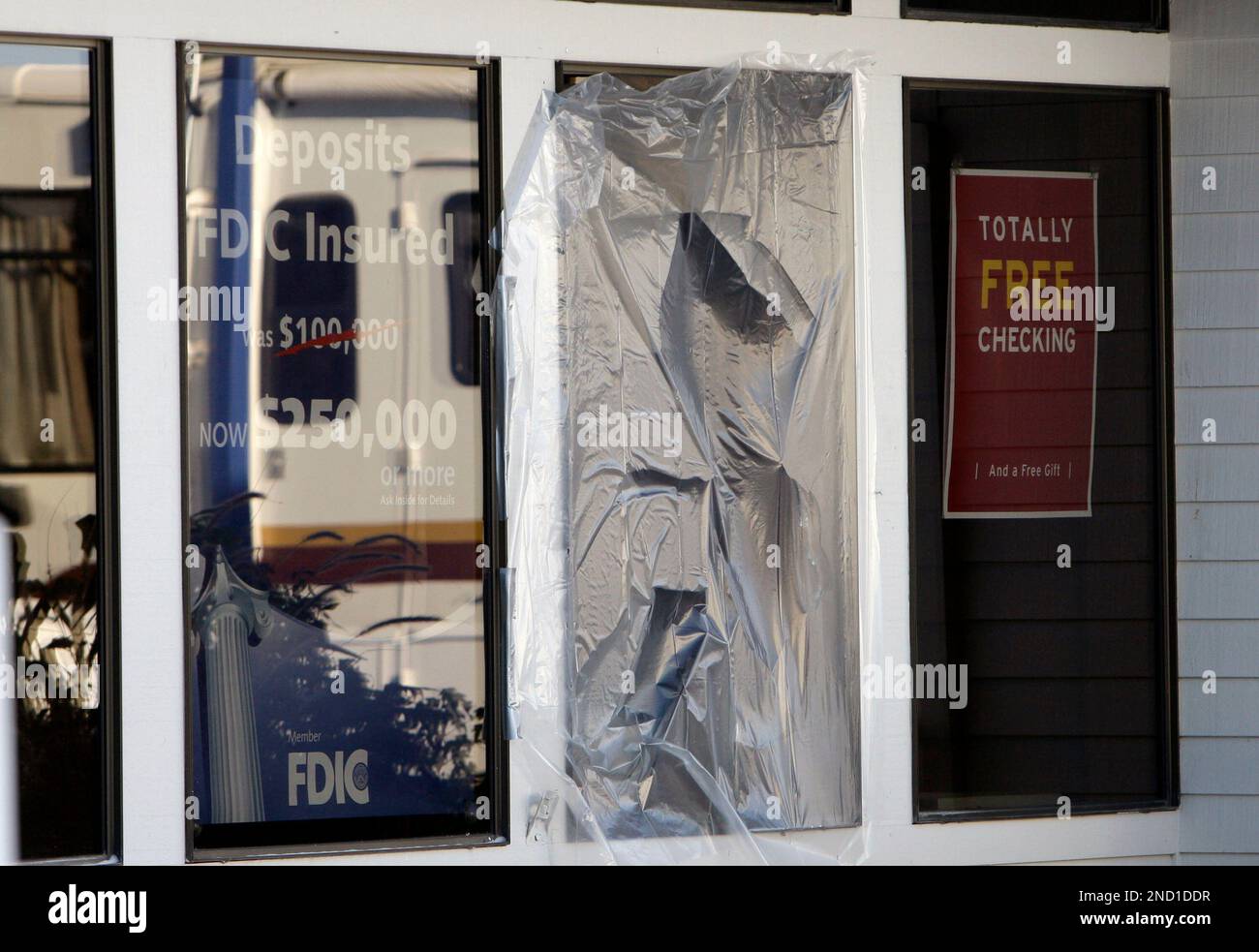 **FILE**In this Dec.,15, 2008, file photo shows a taped over window at ...
