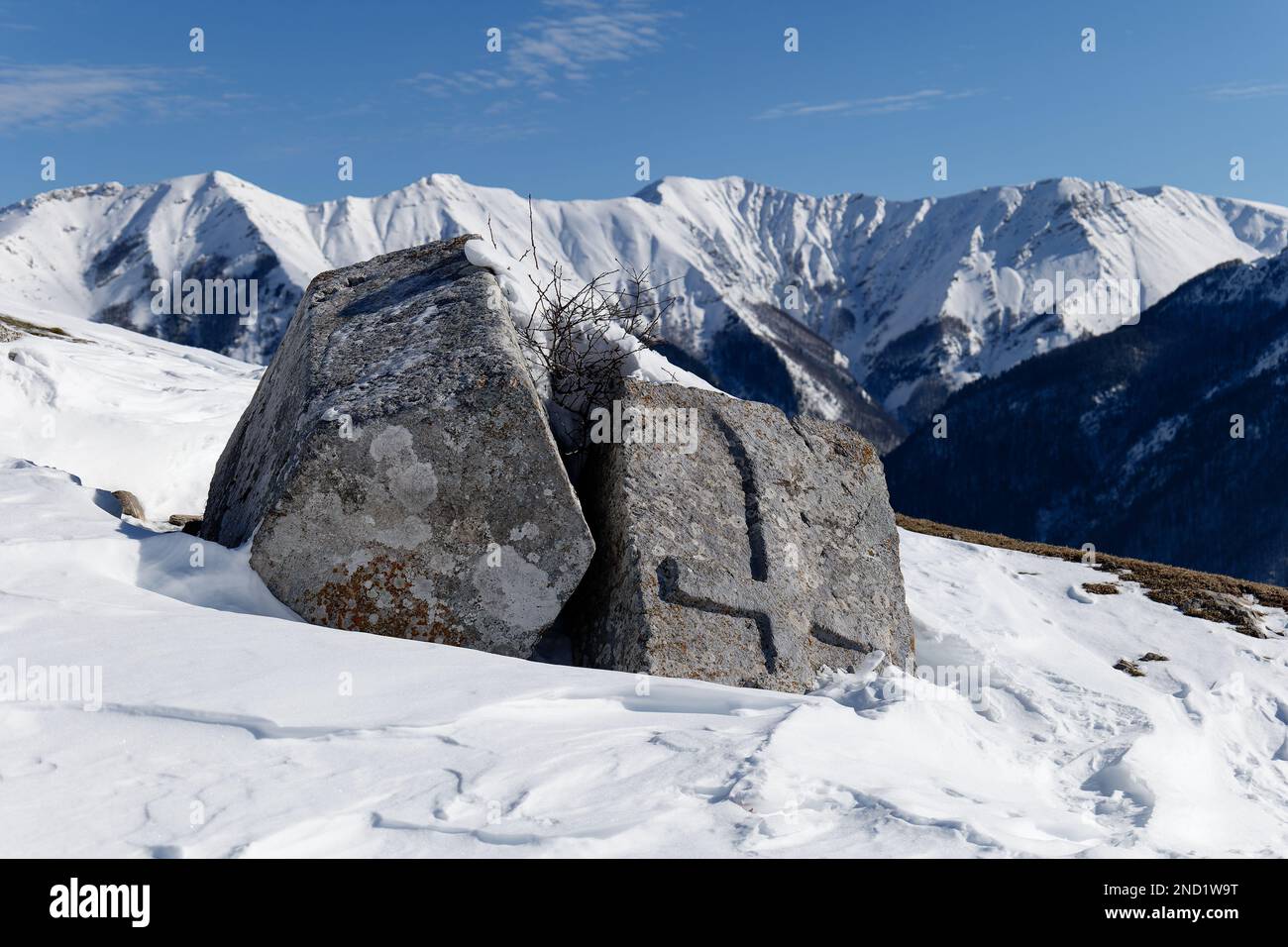 Stecci Tombstones médiévales dans le village de Lukomir, Bosnie ...