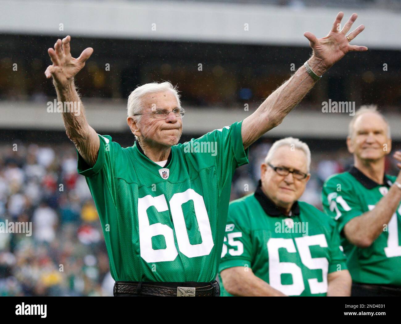 Former Philadelphia Eagles great Chuck Bednarik wears his number 60 ...